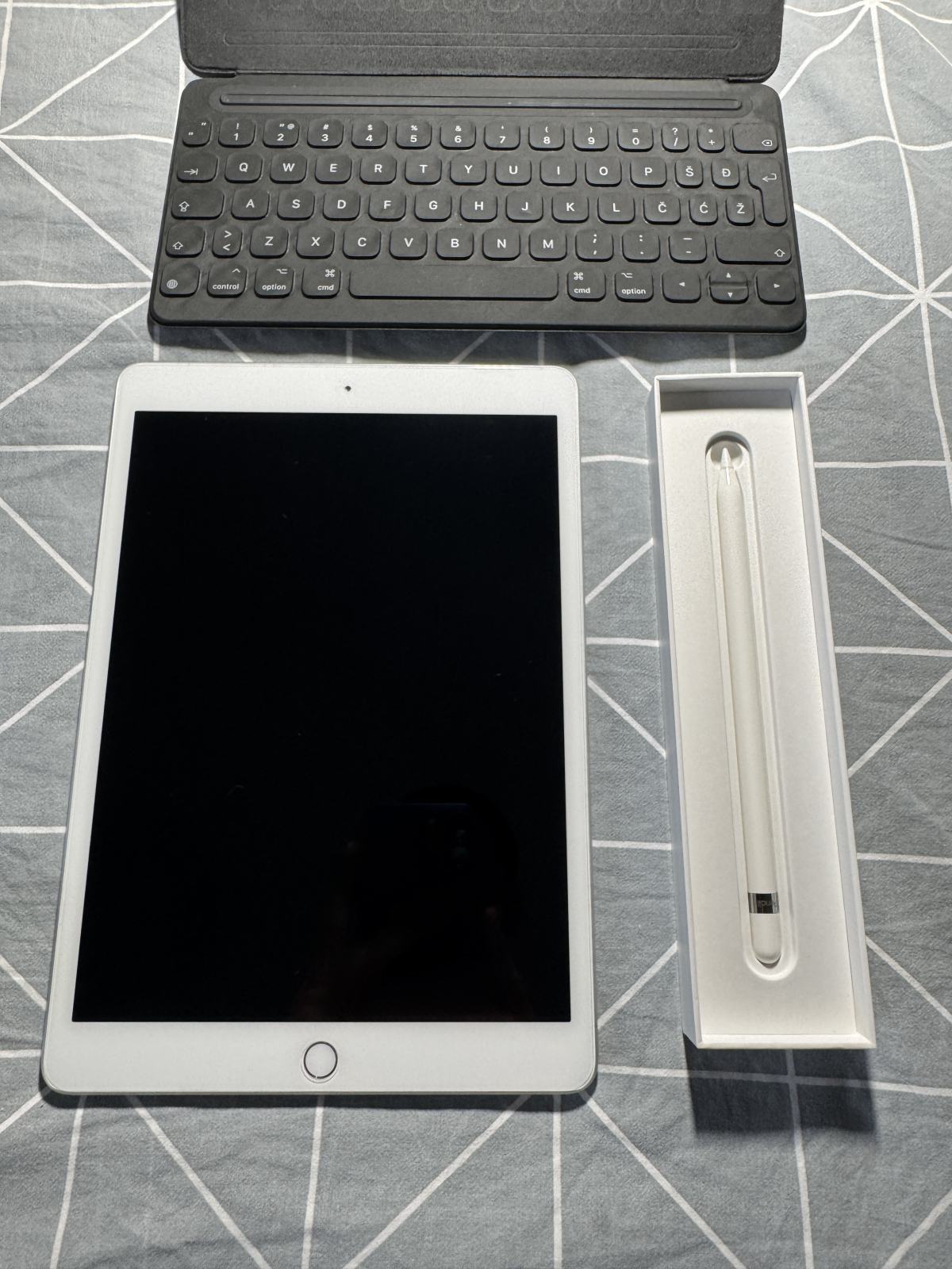 Fantastičan paket: iPad 8, Apple Pencil i Keyboard–savršeno očuvani!