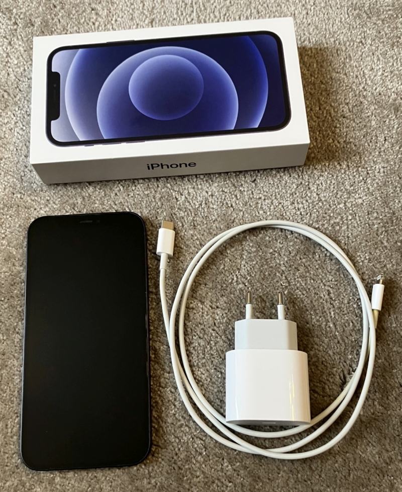 iPhone 12 128 black + original punjač i kabel