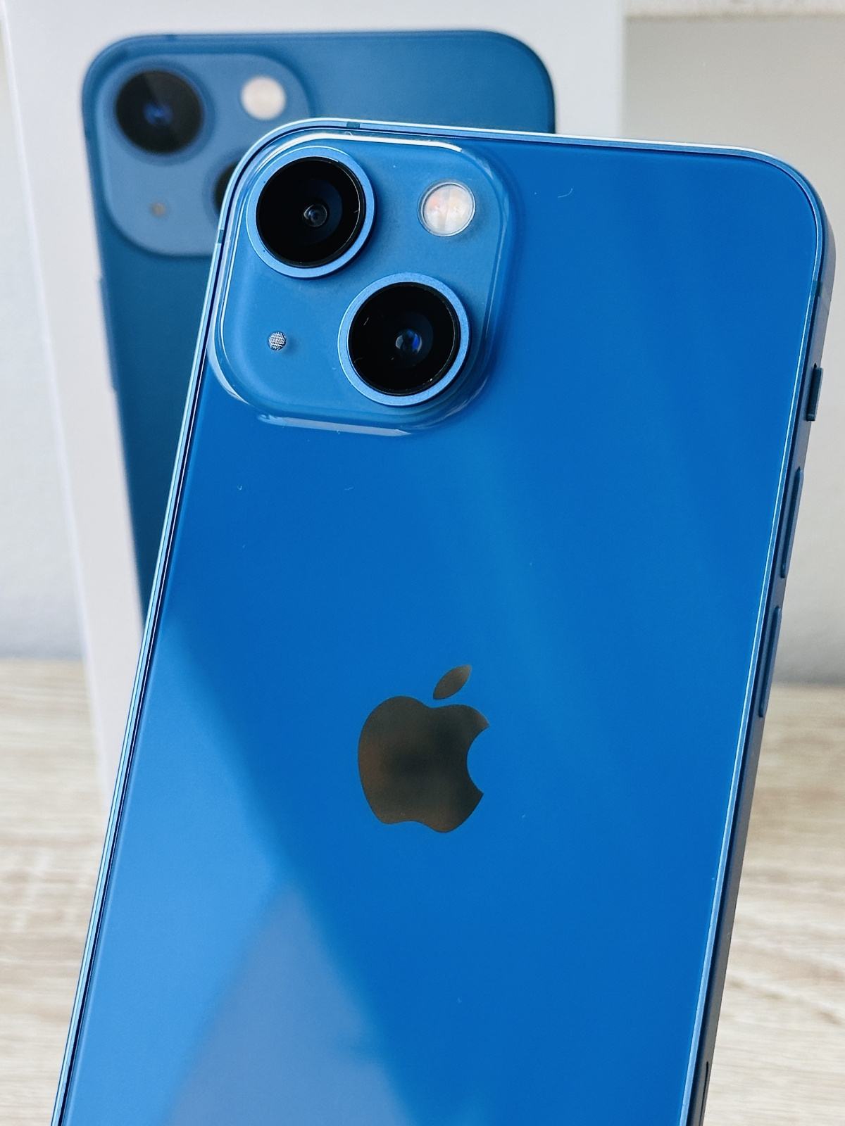 iPhone 13 mini 128 GB, 100% baterija, novi punjač, bluetooth slušalice