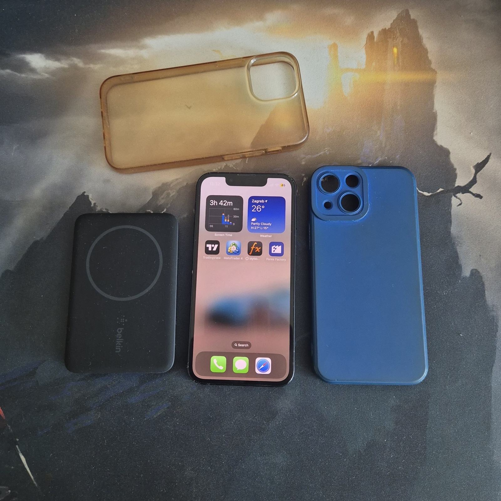 Iphone 13 mini + magsafe charger + 2 maskice