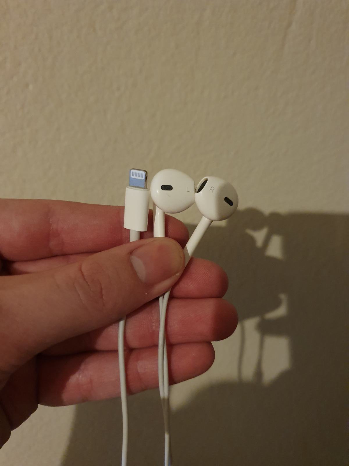 Iphone slusalice, nove ne koristene. 100kn.