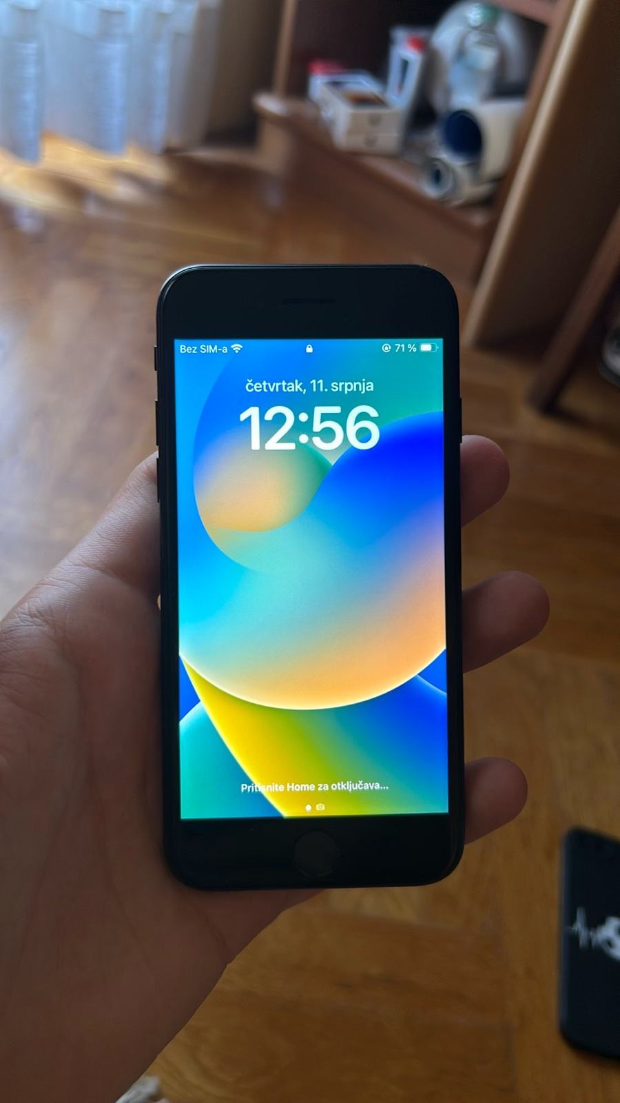 IPHONE SE 3.GEN 2022. 128GB CRNI