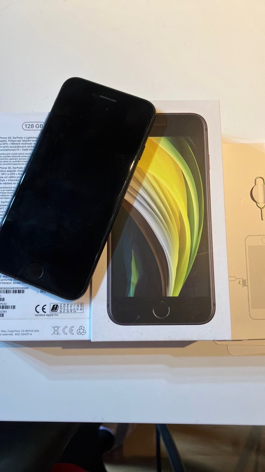 iPhone SE Black 128 GB