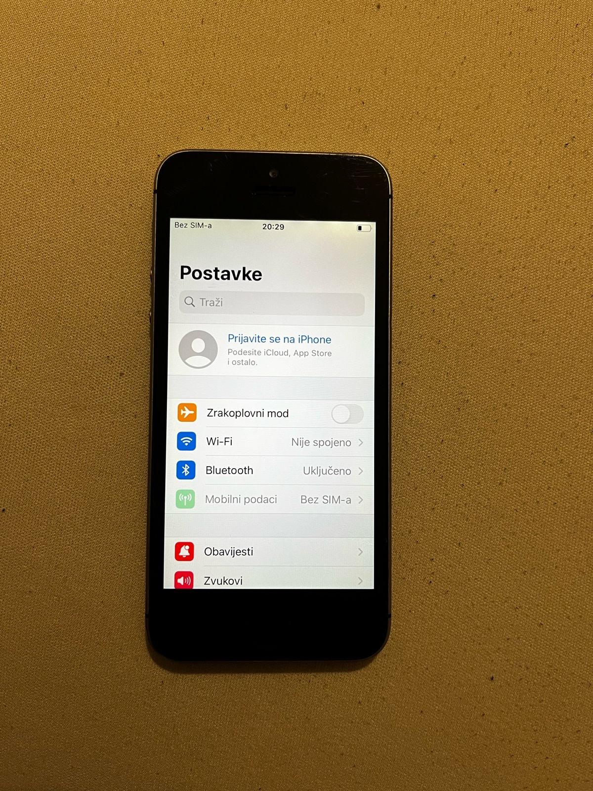 Iphone SE prva generacija..ispravan potpuno