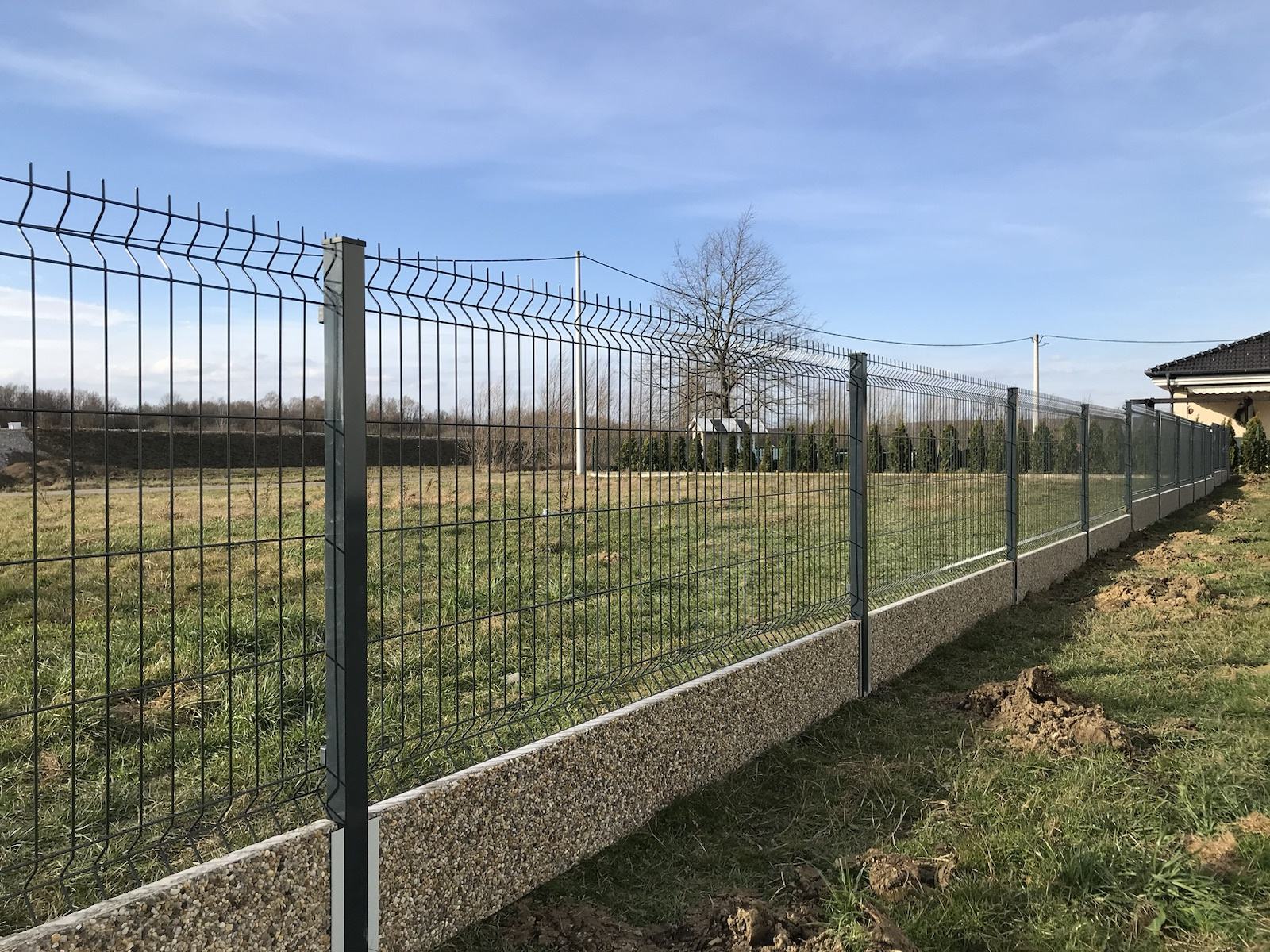 Panelne ograde sa betonskim parapetom - proizvodnja, prodaja i montaža