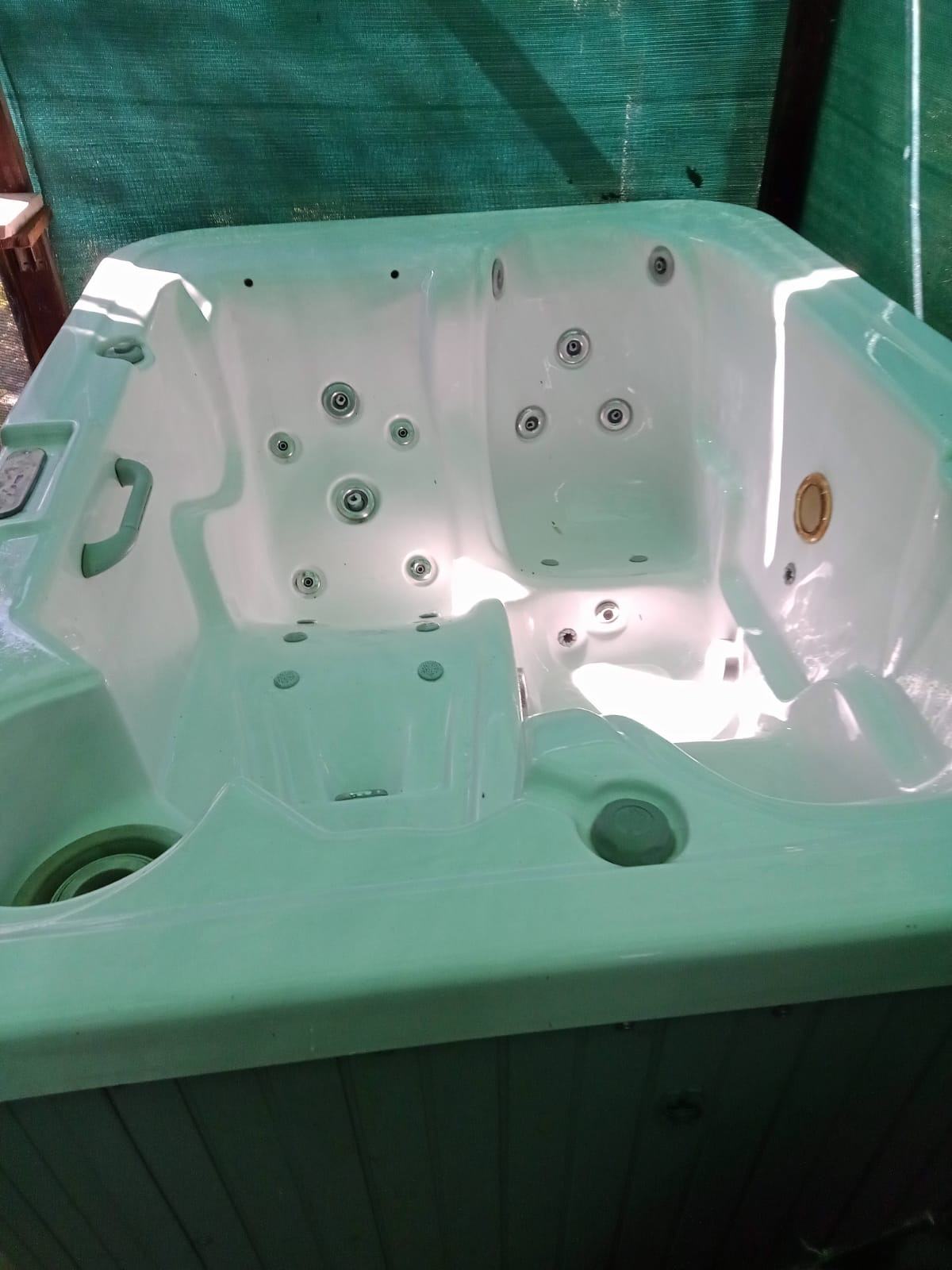 LED Jacuzzi-hidromasažni bazen 3 osobe