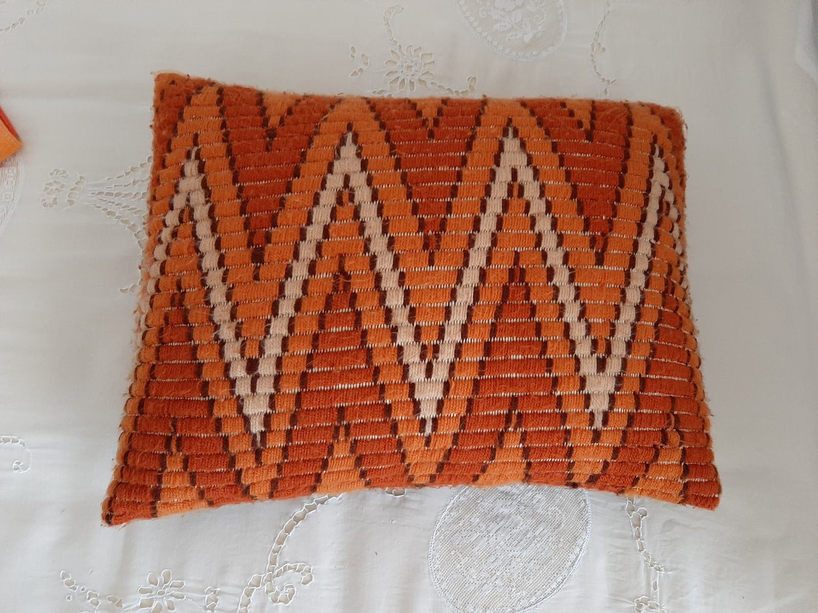 Ukrasni jastuk ručno vezen vunom