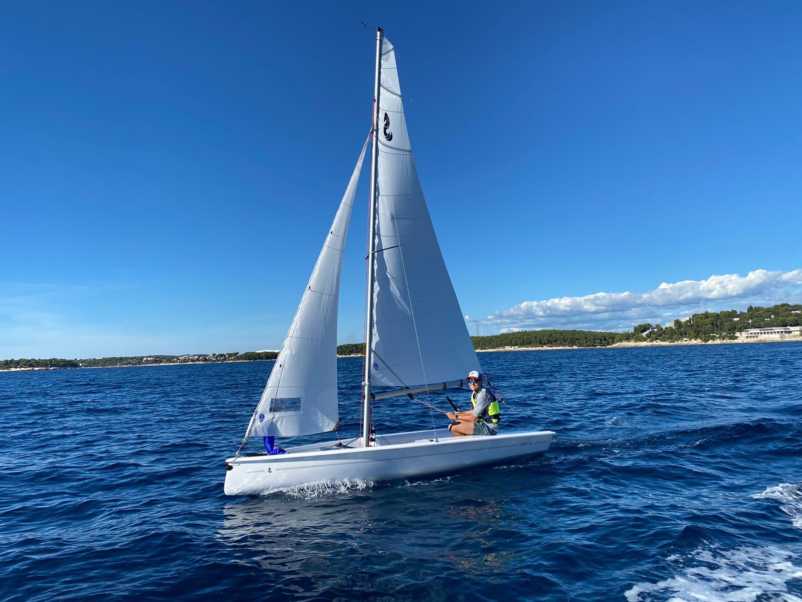 BENETEAU FIRST 14 – like new – Year 2022