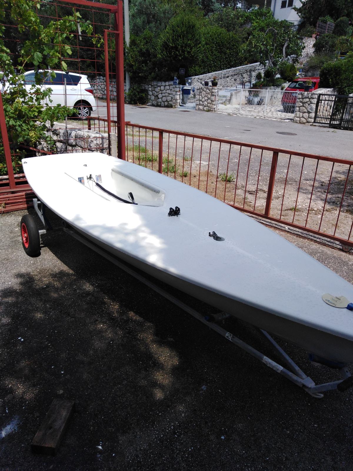 Jedrilica Laser 420 goli trup