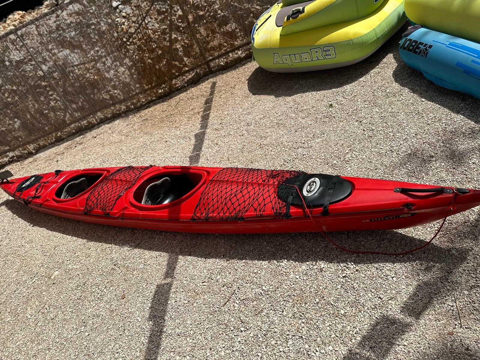 Morski kayak, namjenjen za duga putovanja i otvorene vode.