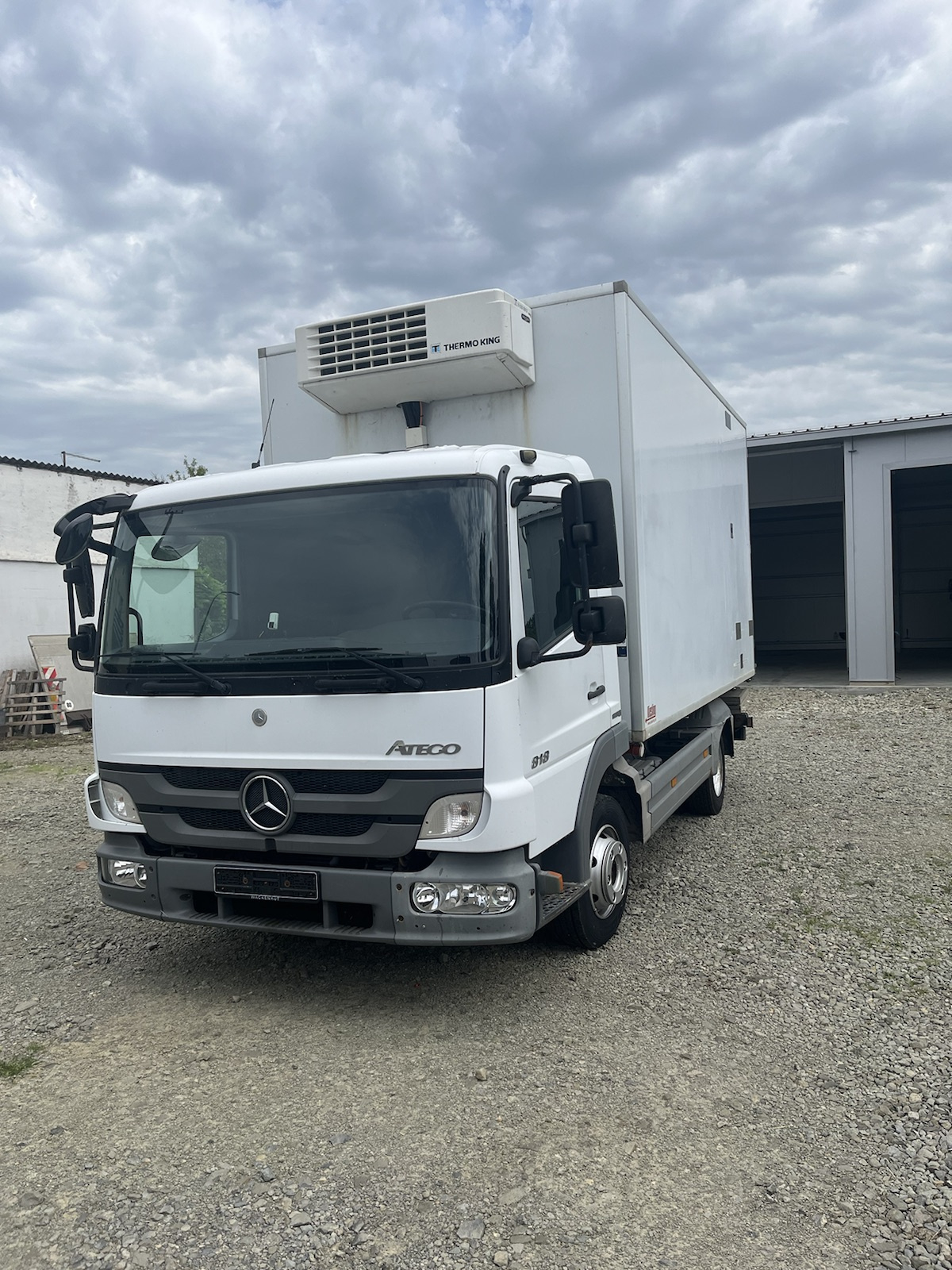 Mercedes ATEGO 818 Jedan red glajzeva za viseće meso, 2012 god.