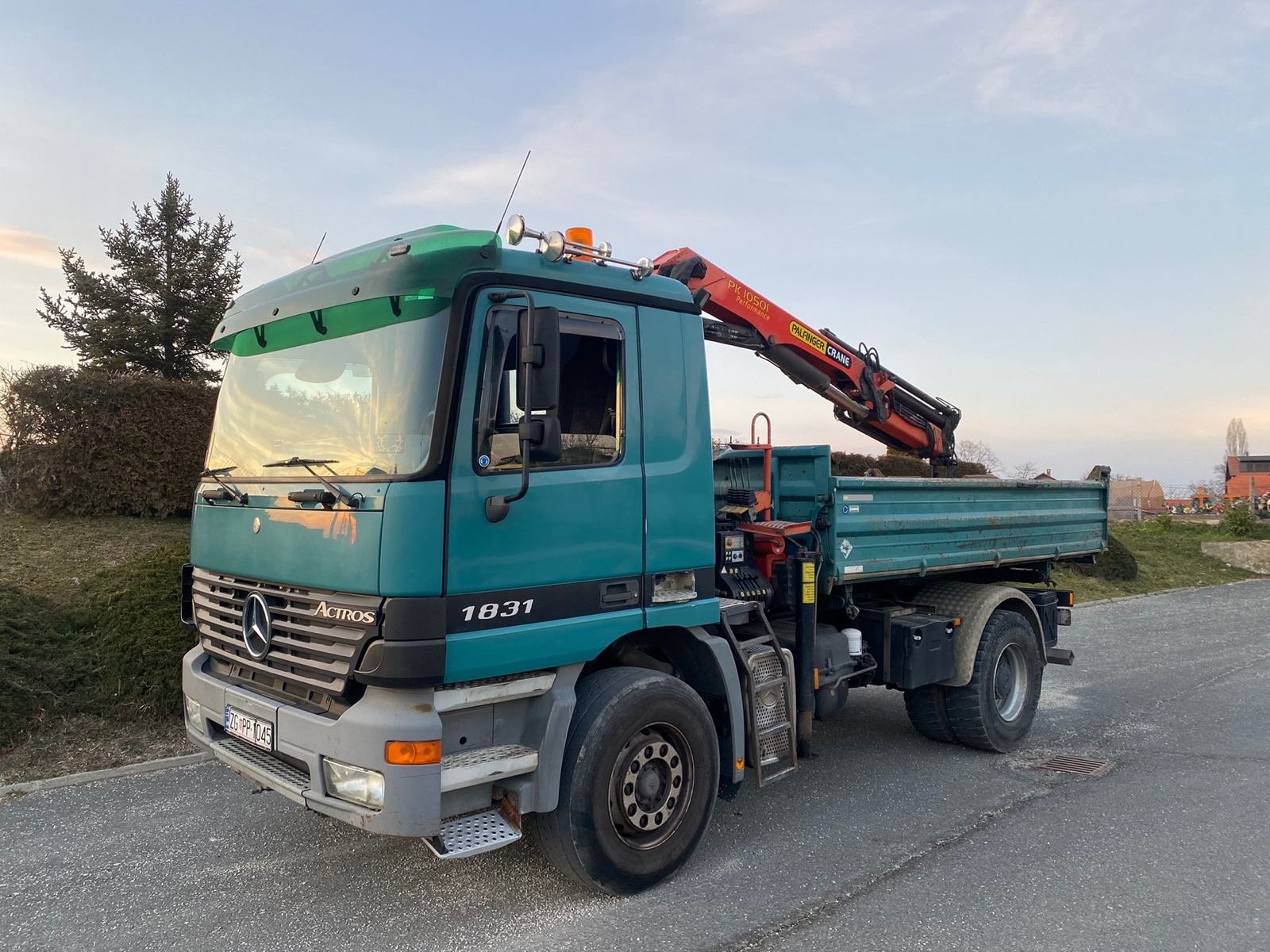 Kiper s sa kranom Mercedes Actros 1831, 2003 god.
