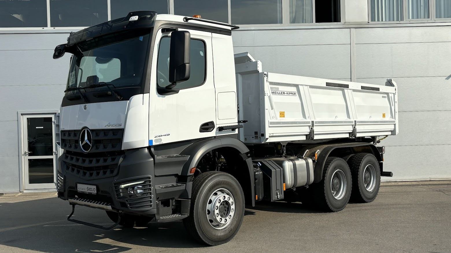 Mercedes-Benz Arocs 2645 K – trostrani kiper 6×4 - Bordmatik, 2024 god.