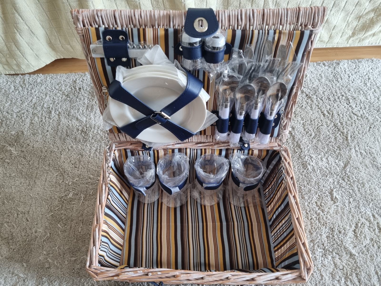 Piknik set za 4 osobe- novo