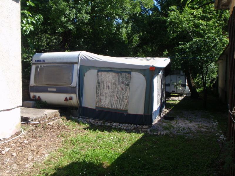 HITNO I POVOLJNO PRODAJEM KAMP KUČICU U AUTO KAMPU OŠTRO