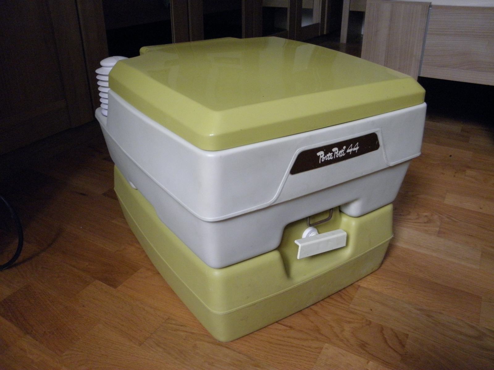 Prijenosni kemijski WC Porta potti 44