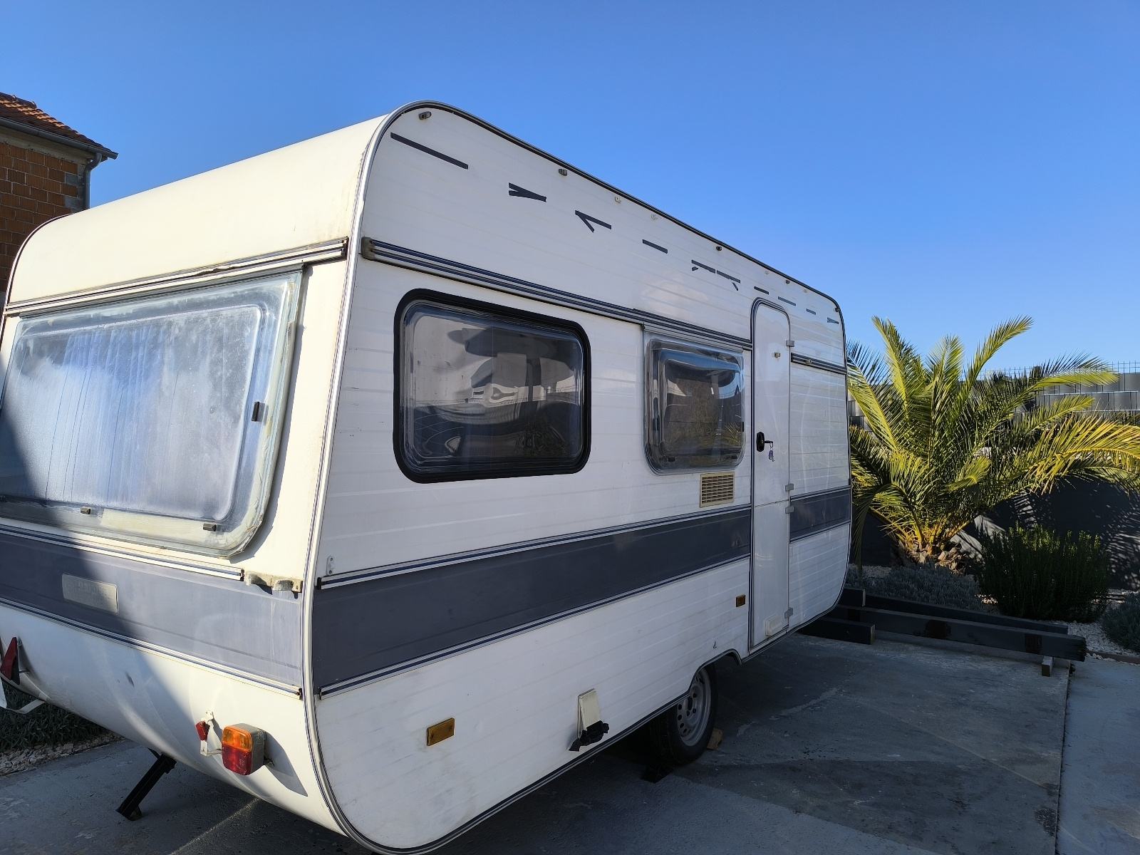 prodajem camp prikolicu Adria 450