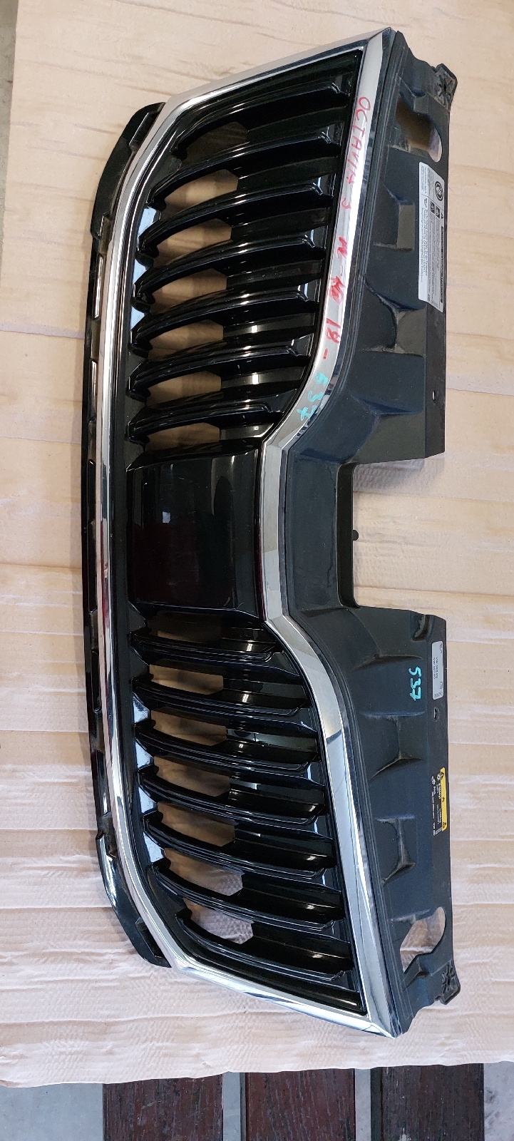 537-SKODA OCTAVIA 3 PREDNJA MASKA