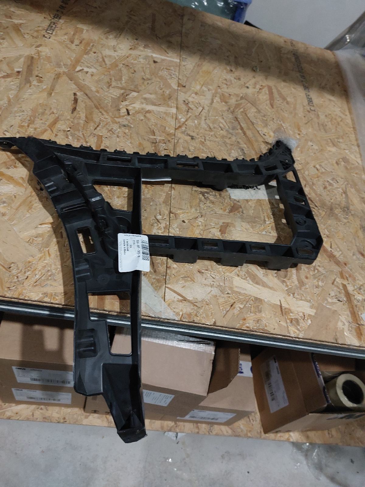 5C6807393.Volkswagen jetta vodilica zadnjeg branika