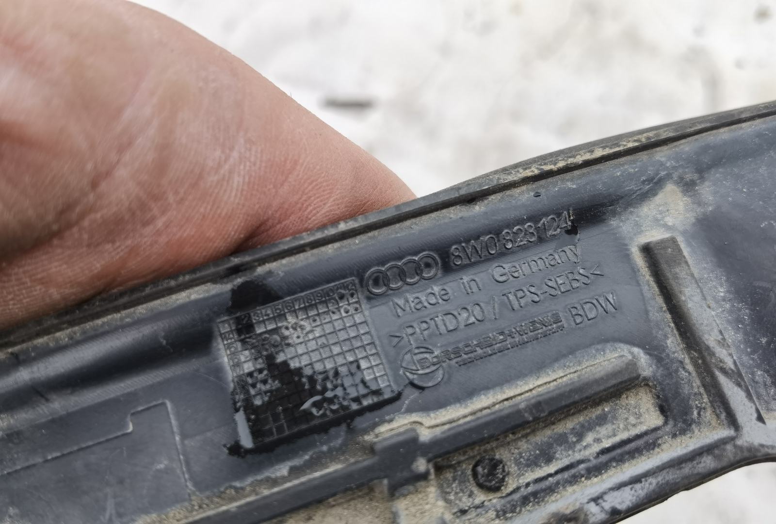 AUDI A4 B9 8W BRTVA PVC ZAŠTITA PREDNJE HAUBE 8W0823124