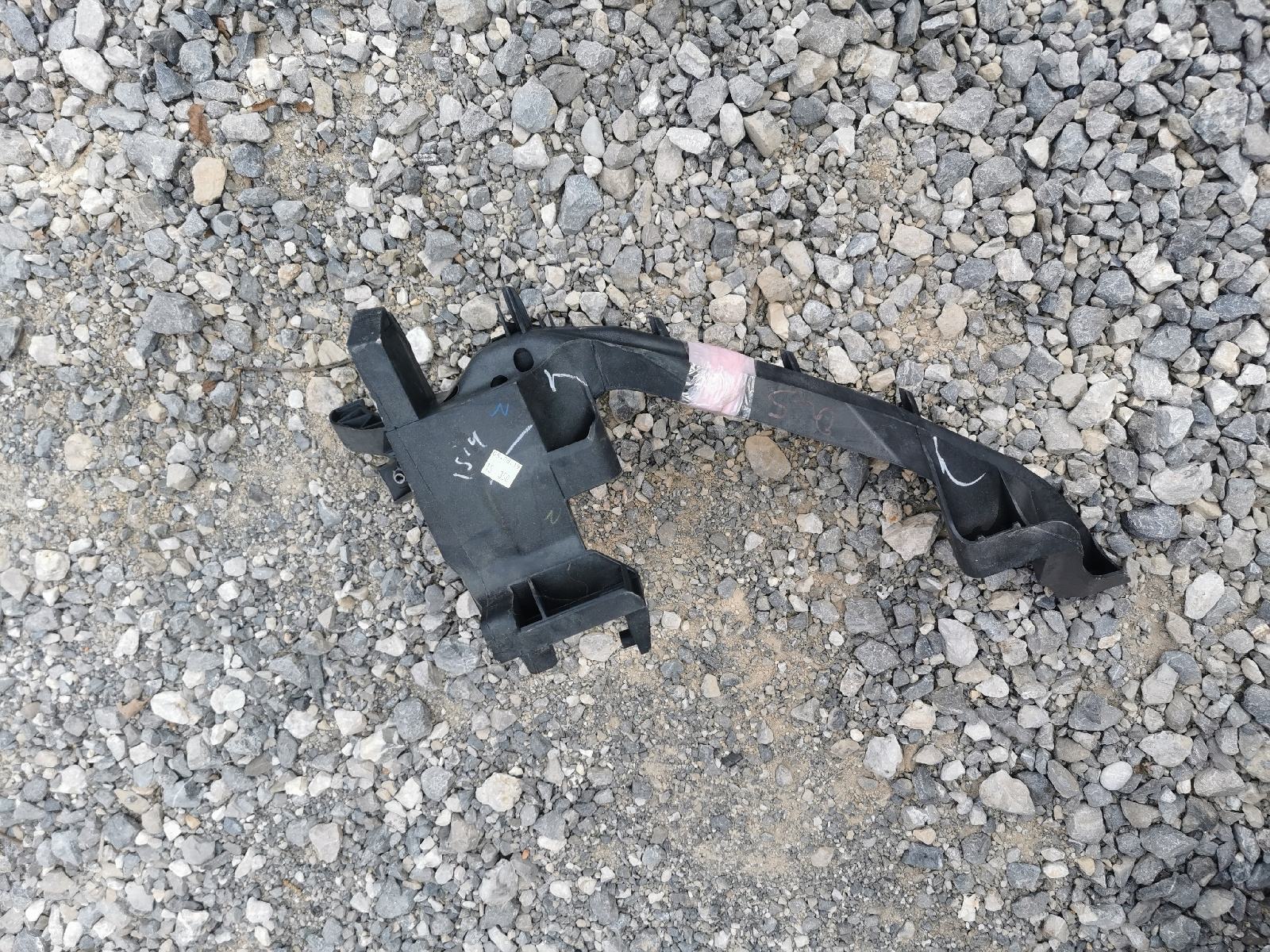 audi q5 prednji lijevi nosač fara i branika za vezni lim