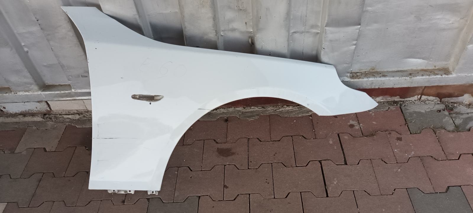 Desni blatobran bmw e60