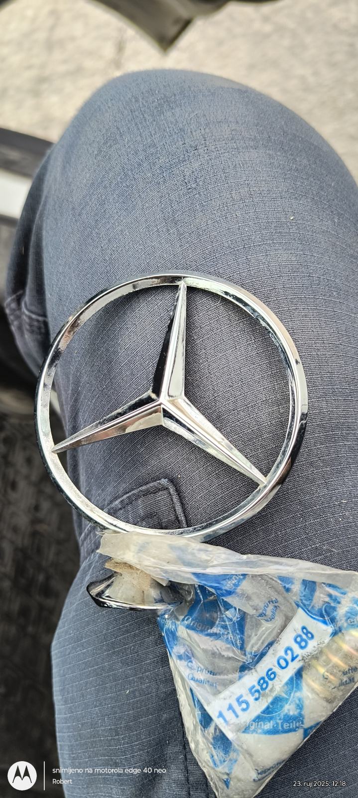 Mercedes 115 original znak za haubu novo