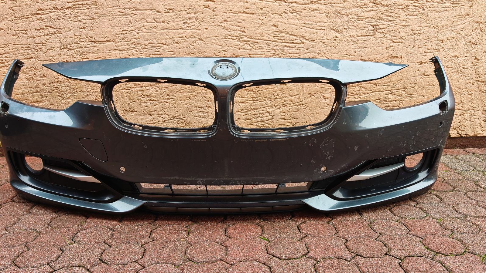 Prednji i zadnji original branik sa BMW-a F30 Sport pre LCI sa PDC