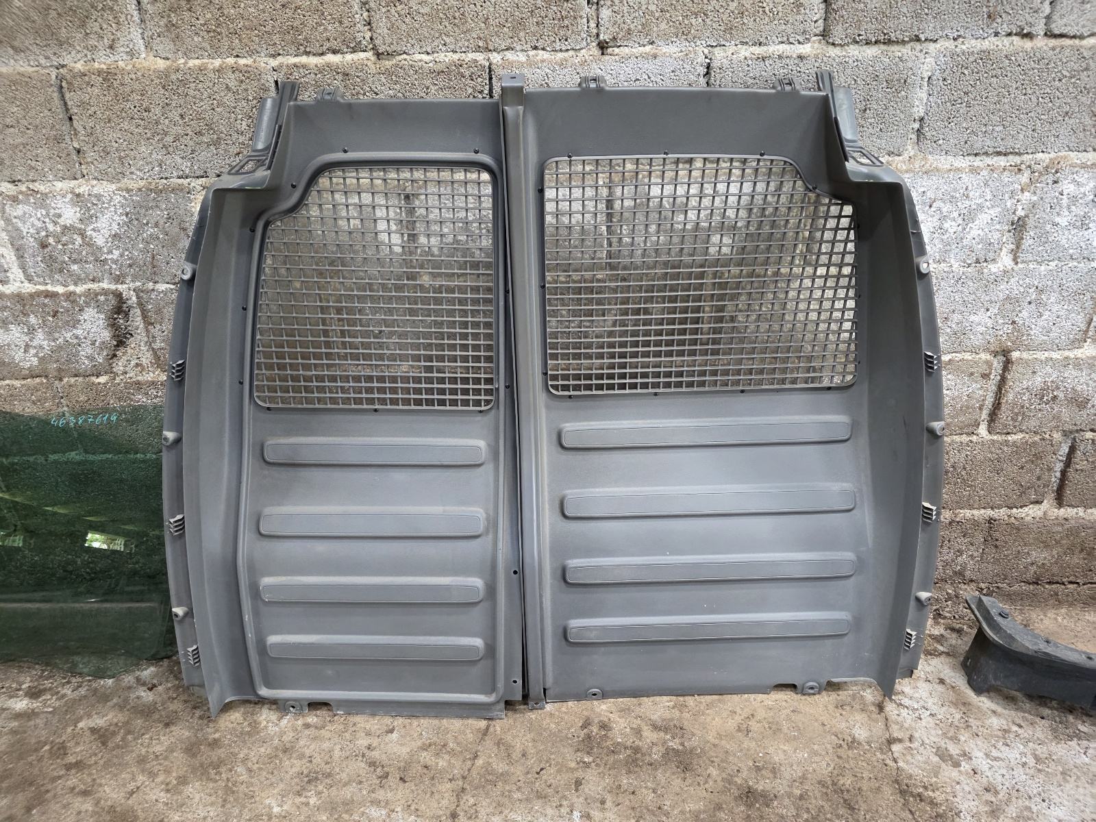 Pregrada prtljaznika vw caddy 3