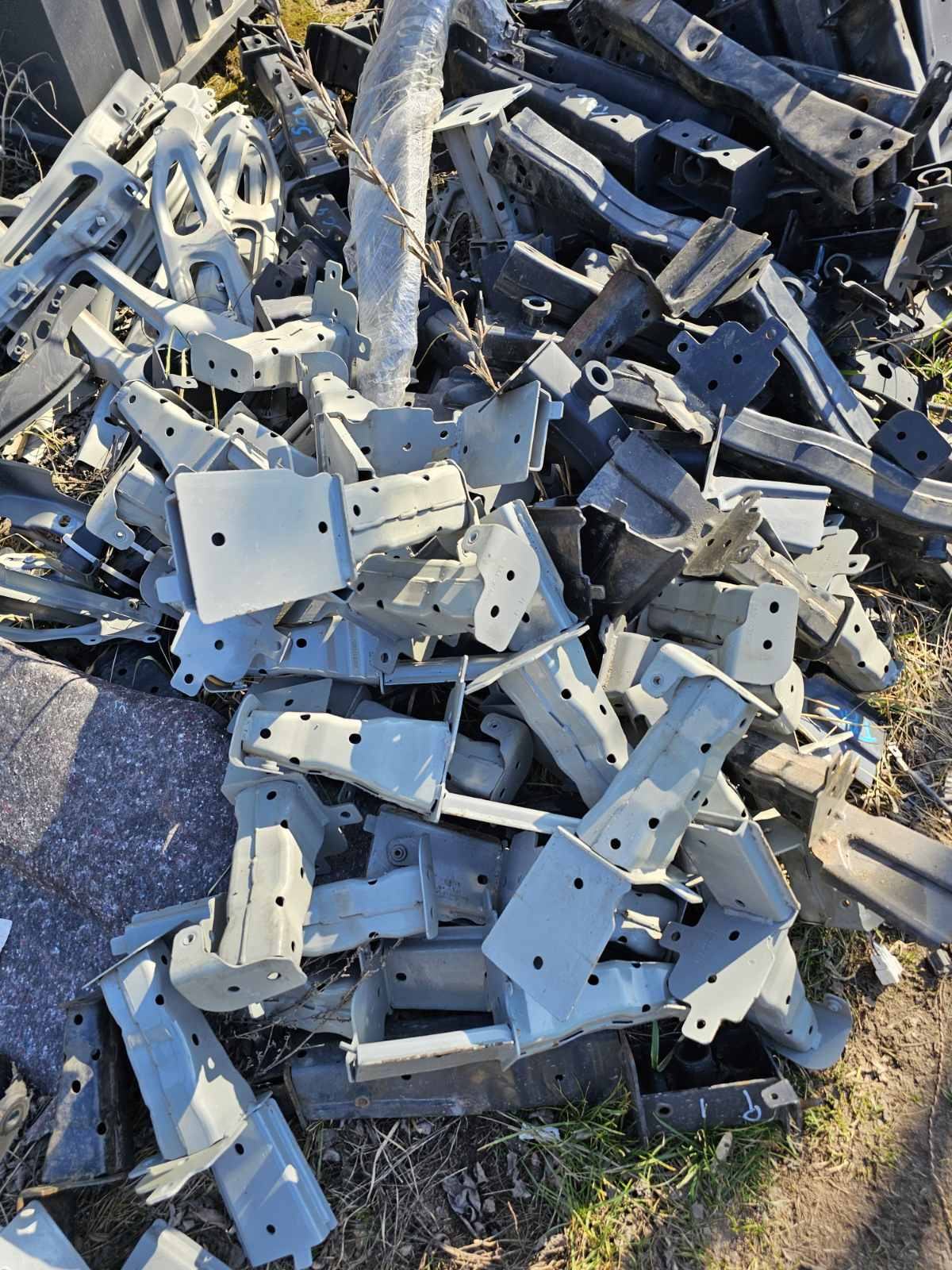 RENAULT TALISMAN NOSAČ BRANIKA PREDNJI TALISMAN NOSAČ BRANIKA ZADNJI