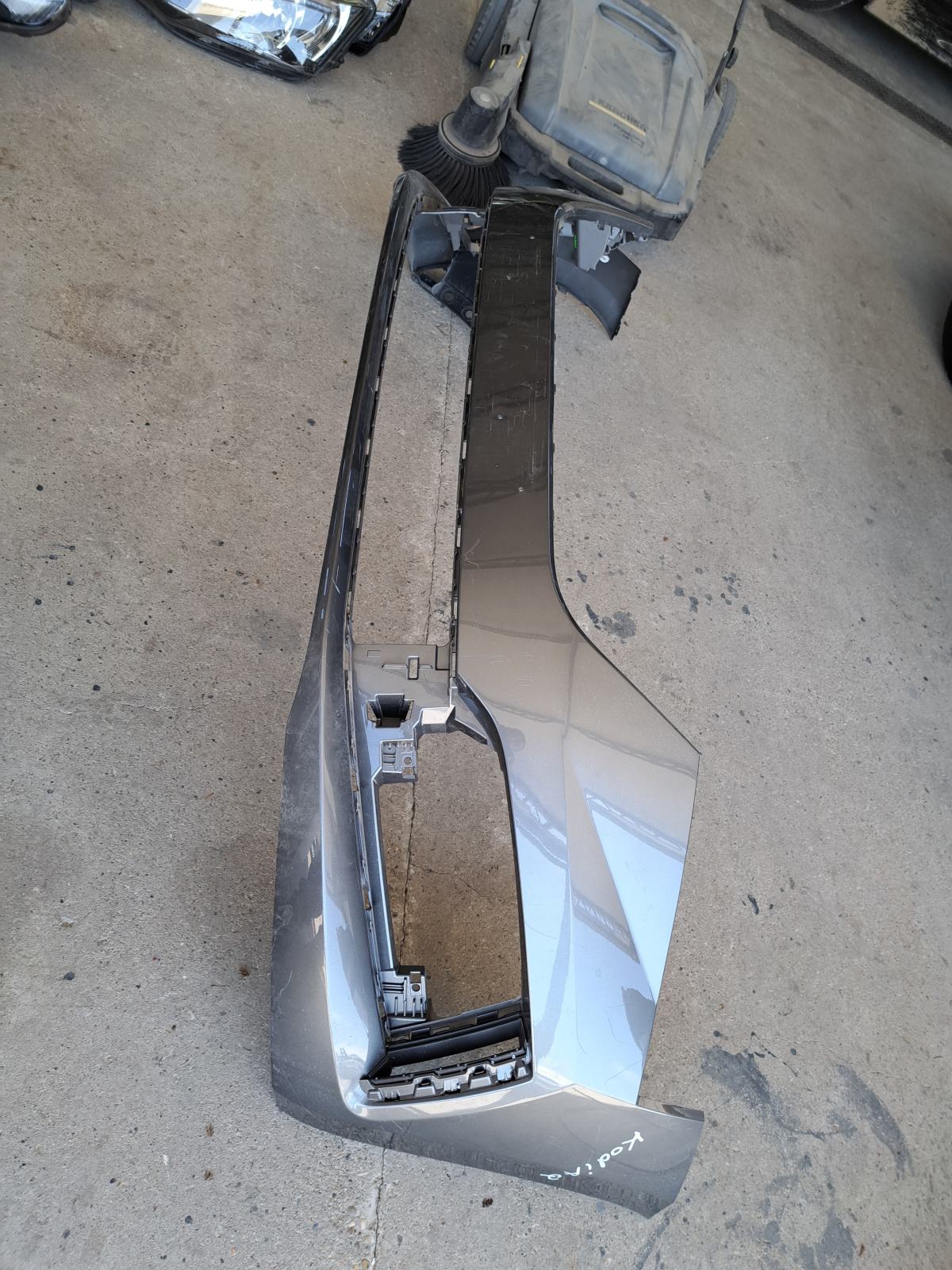 Škoda Kodiaq 565807221 prednji branik prodajem