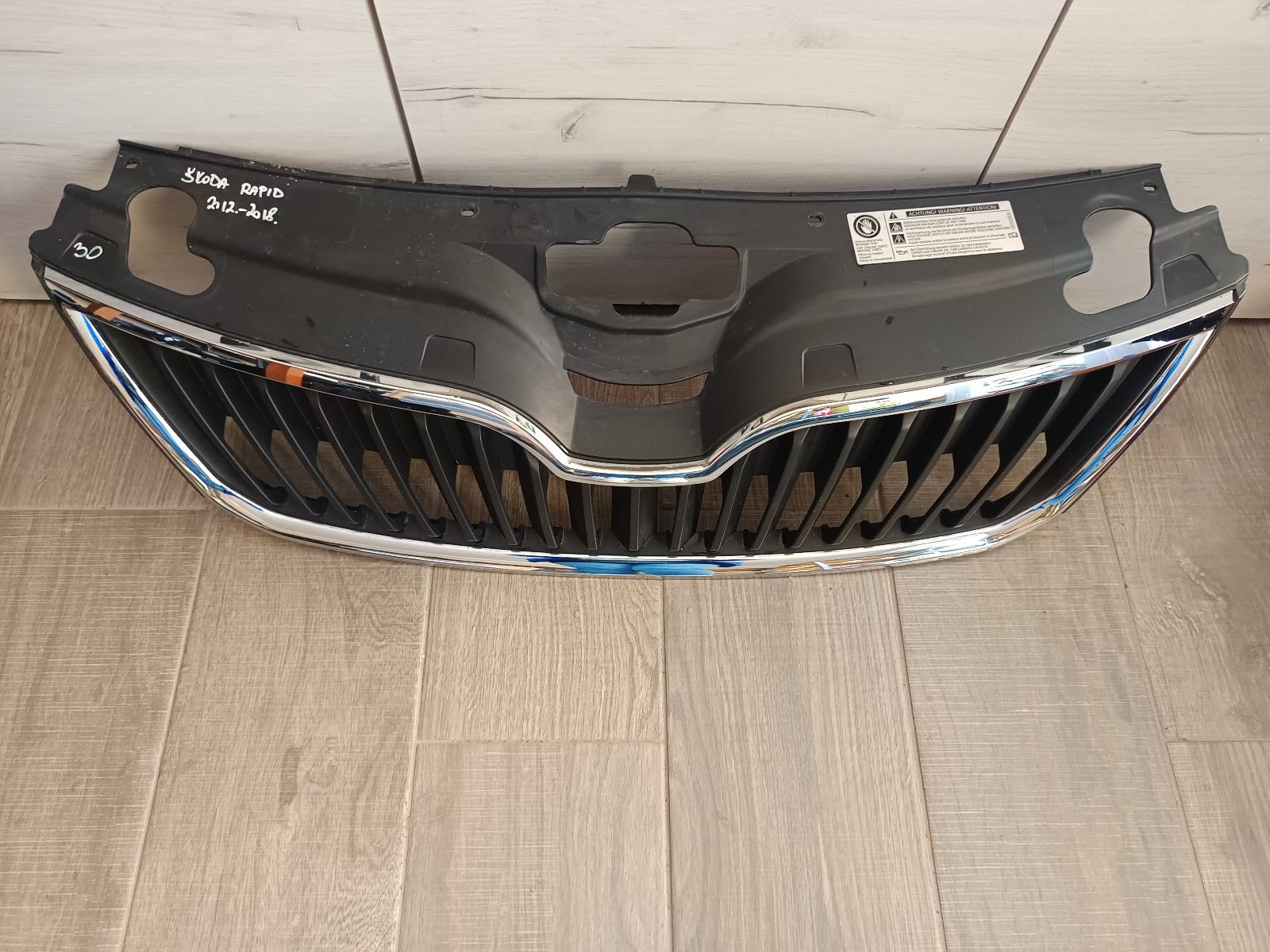 Škoda Rapid 2012.-2018. prednja maska 5JA853668