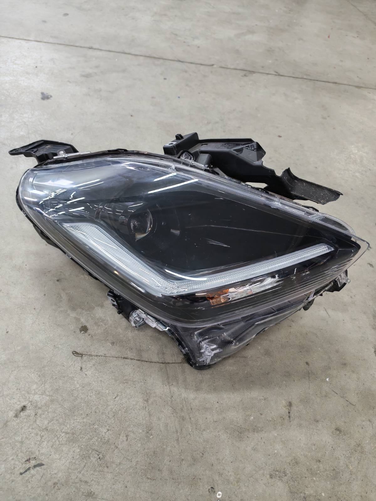 Suzuki swift desni far