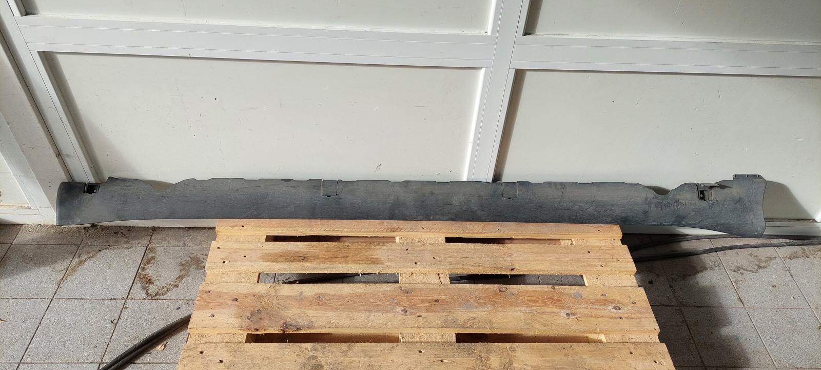 Tesla Model 3 Desni Prag