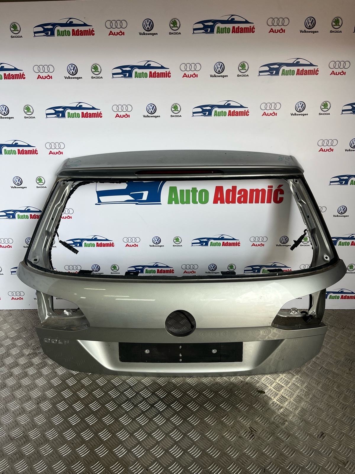 Vw golf 7 karavan zadnja hauba