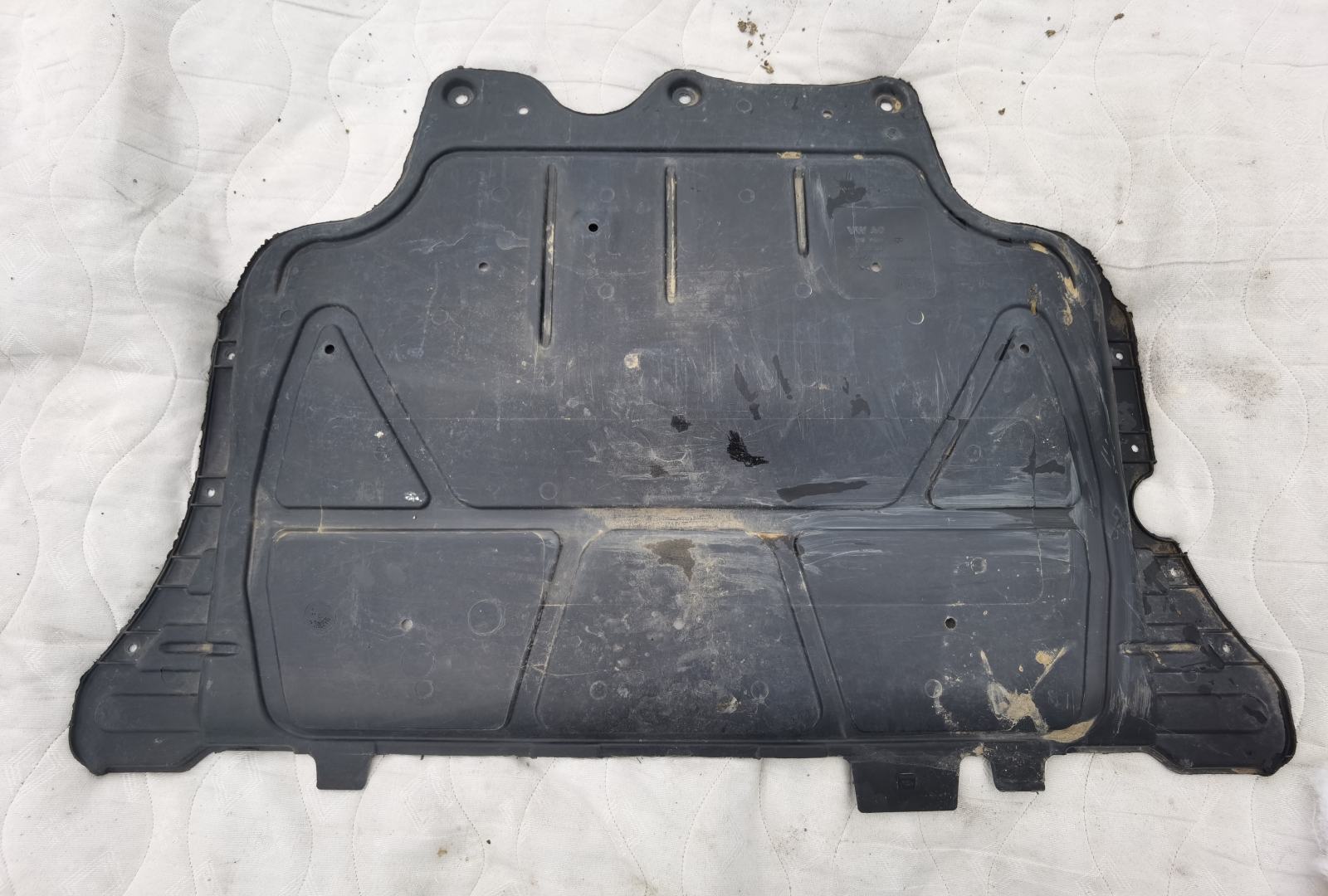 VW PASSAT 3G B8 GOLF 7 VII ŠUSPLEH PVC ISPOD MOTORA 5Q0825236
