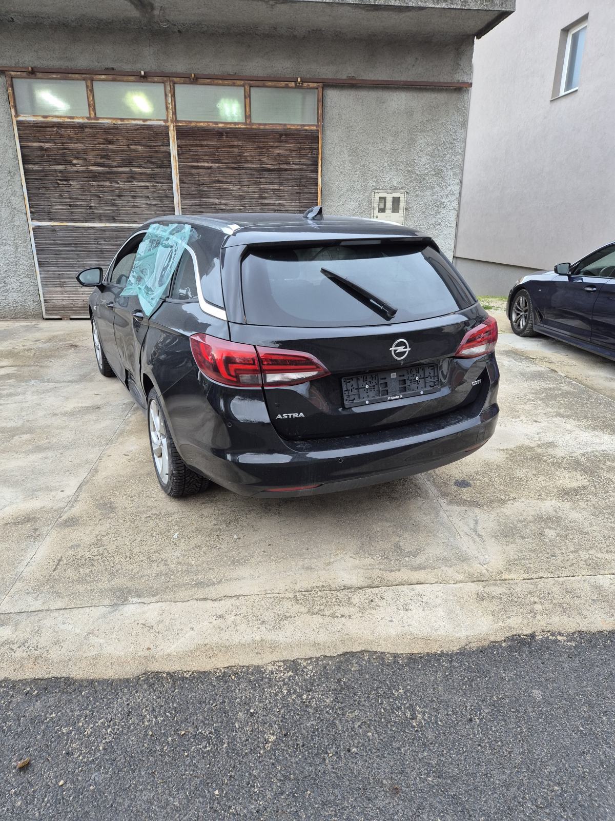 Zadnja hauba astra karavan 2018