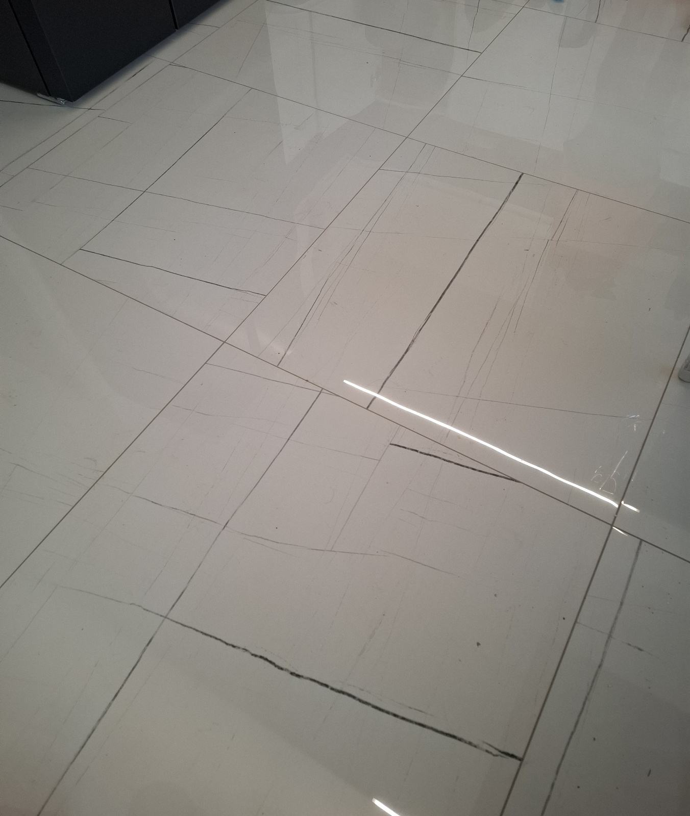 Baldocer titanium white pulido 80x80