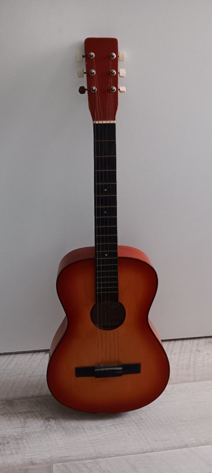 gitara oštećena