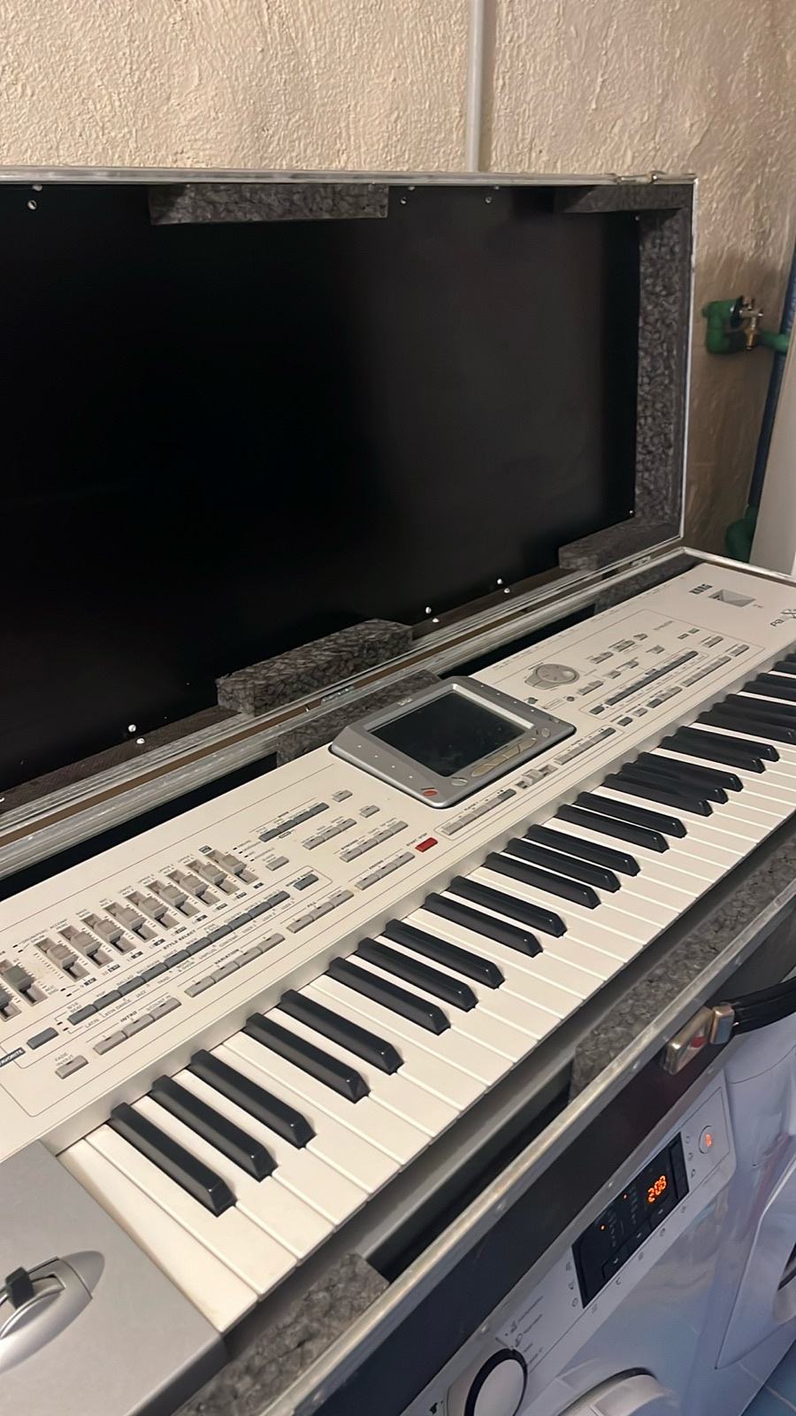 Klavijatura aranzer KorgPa2Xpro sa flight case+König&Mayer stalak