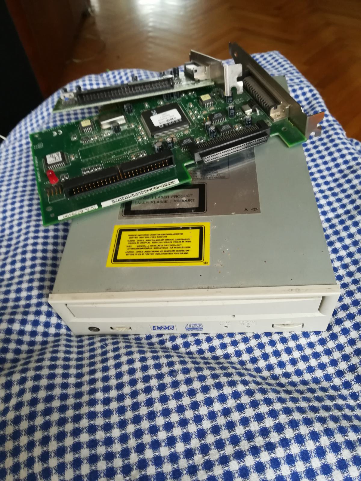 SCSI CD player Yamaha i 2 SCSI kontrolera prodajem
