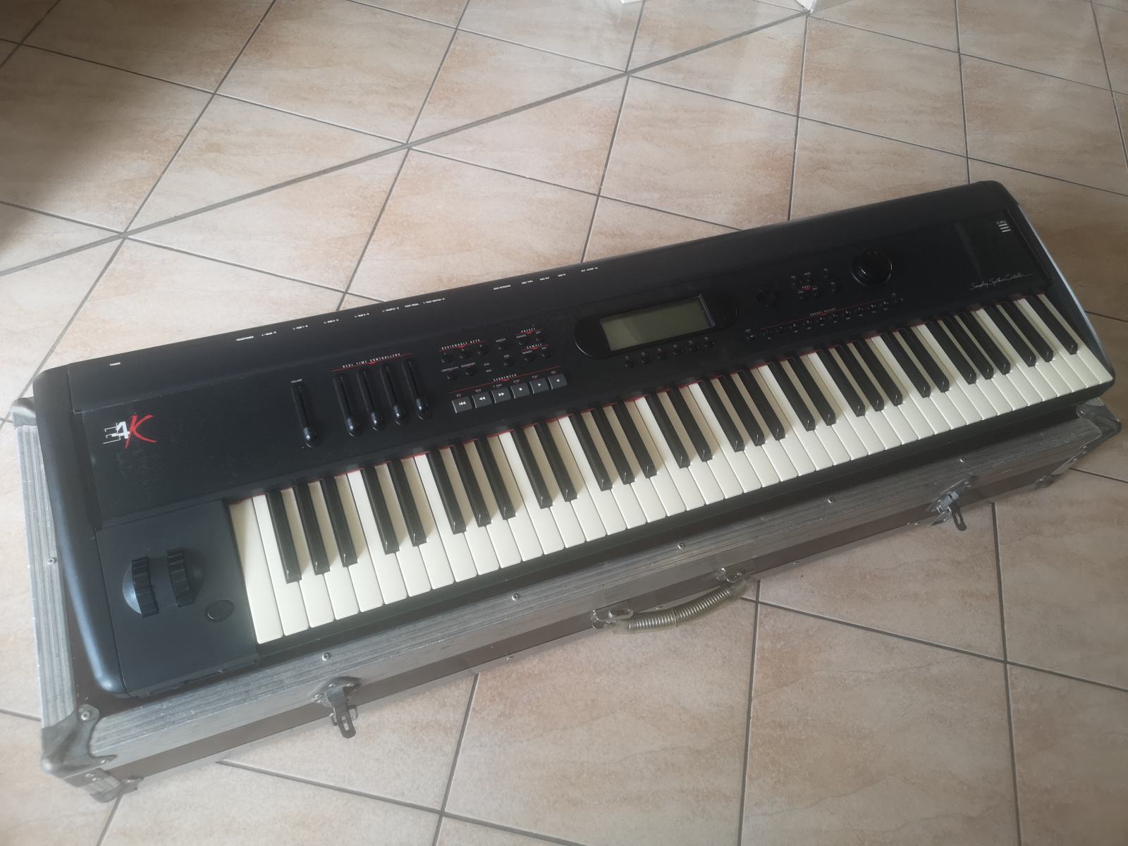 E-MU Systems, E4K sampler workstation sa koferom