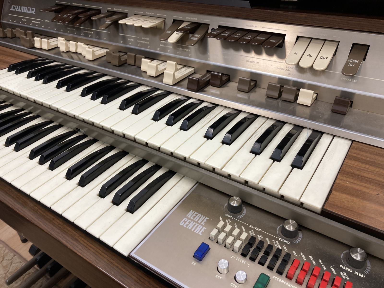 Orgulje Crumar model 201, dva manuala