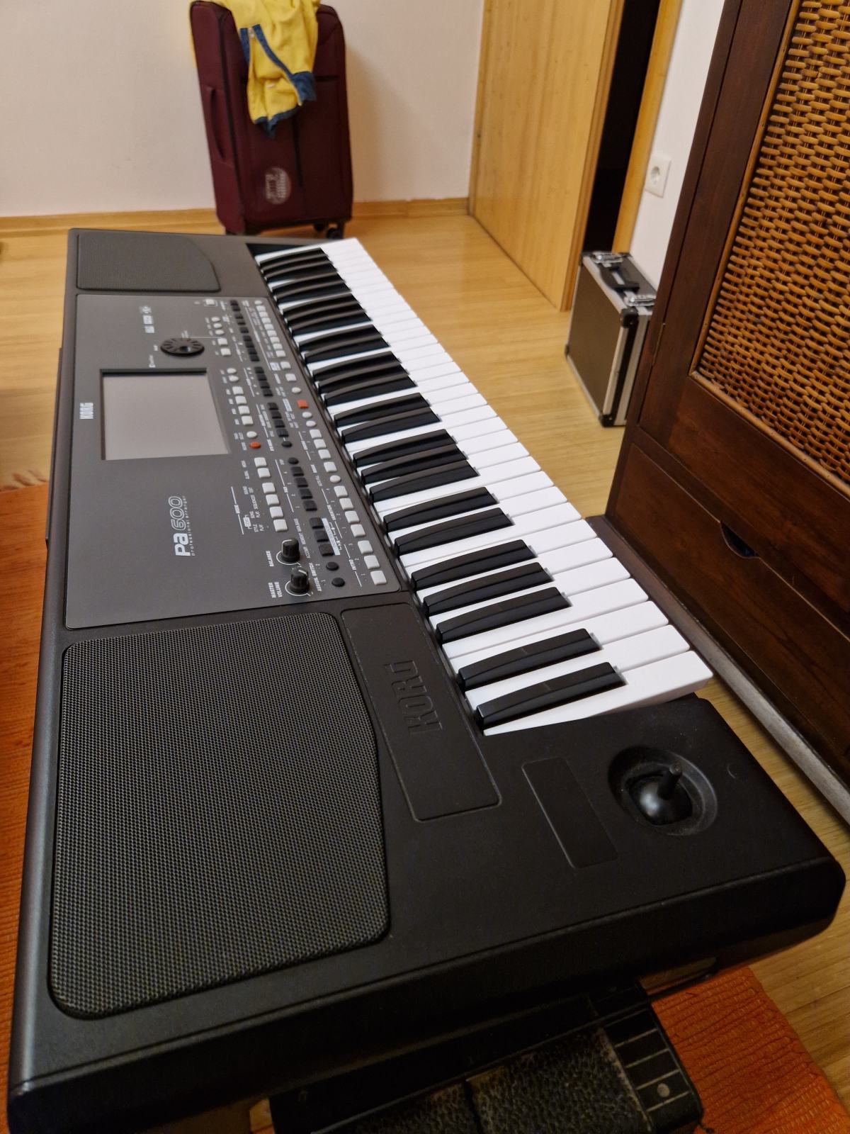PRODAJEM KORG PA600