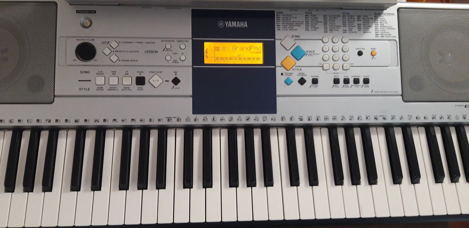 Yamaha PSR E323