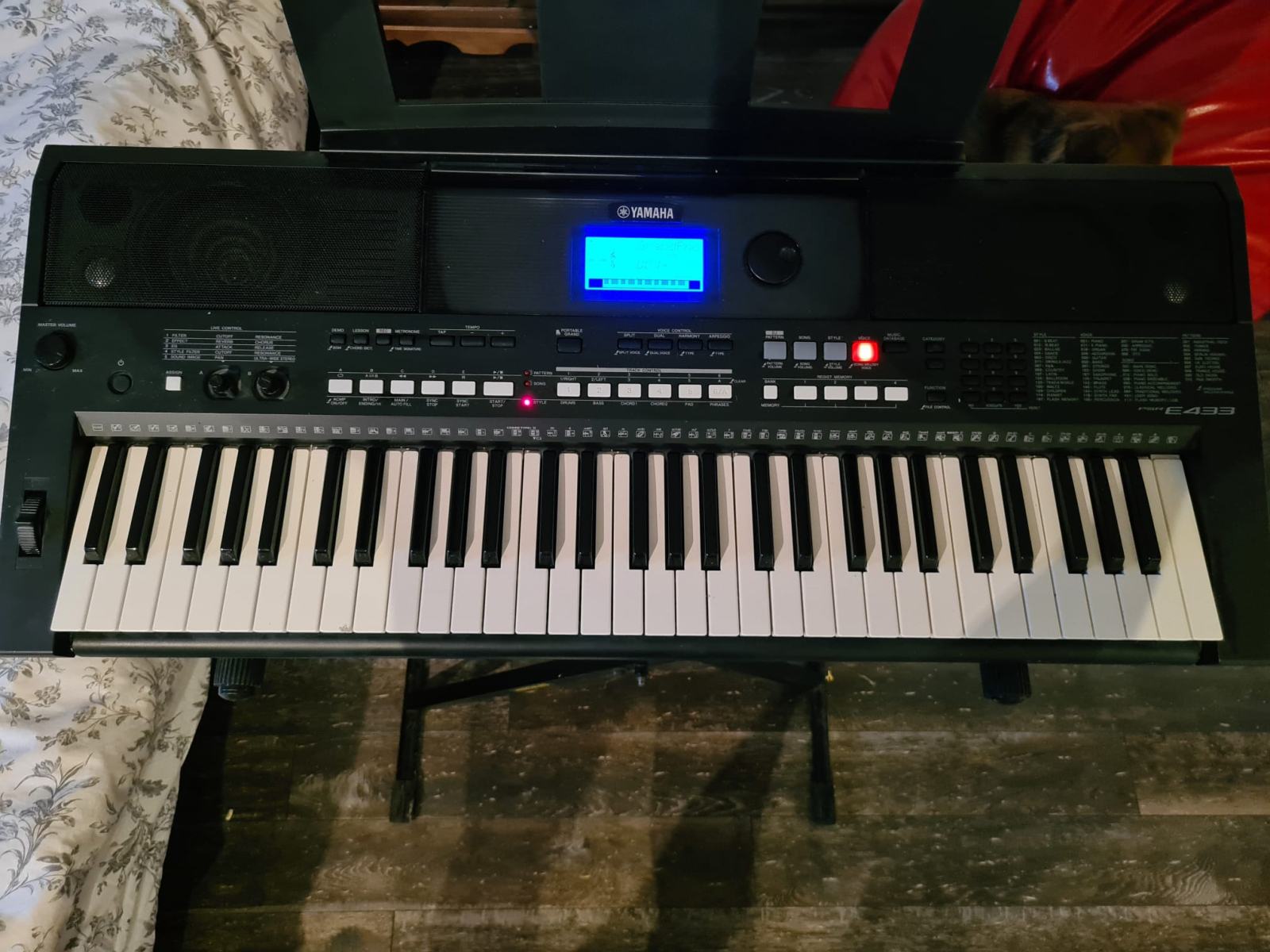 Yamaha PSR E433 i Stalak (Hercules EZ-Lok)