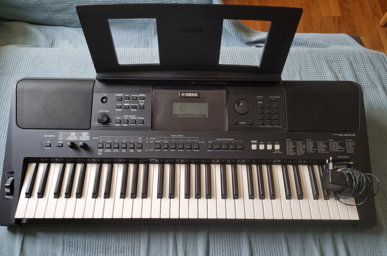 Yamaha PSR E453