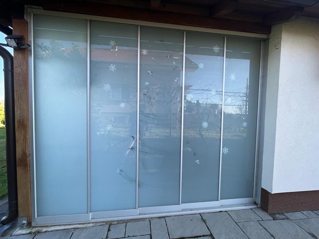 Staklena klizna stijena