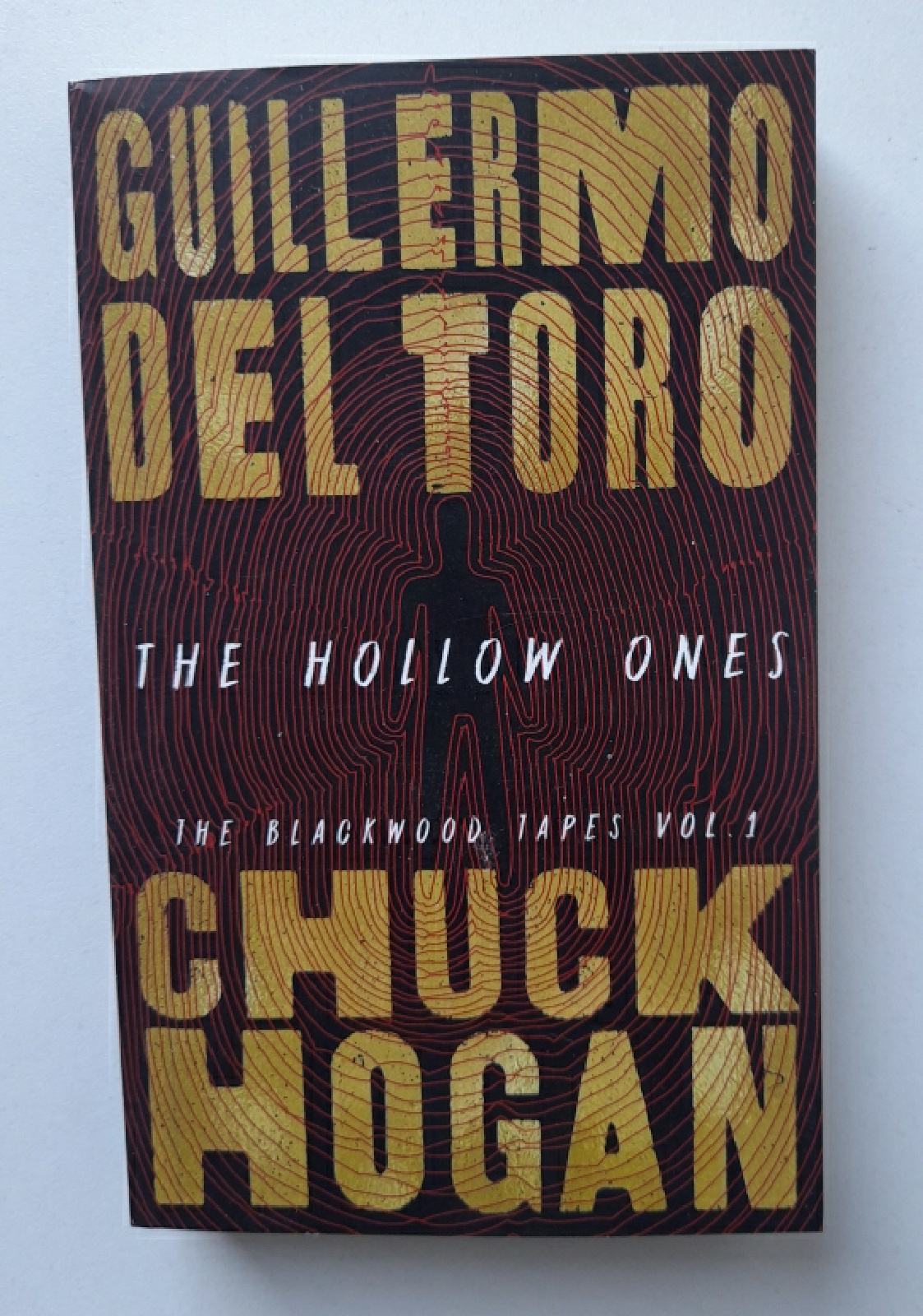 GUILLERMO DEL TORO and CHUCK HOGAN....THE HOLLOW ONES