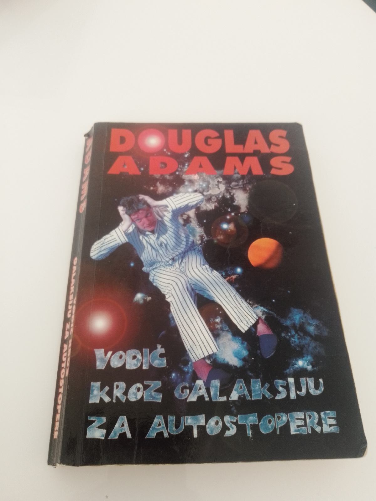 Knjiga Vodič kroz galaksiju za autostopere ( Douglas Adamas)
